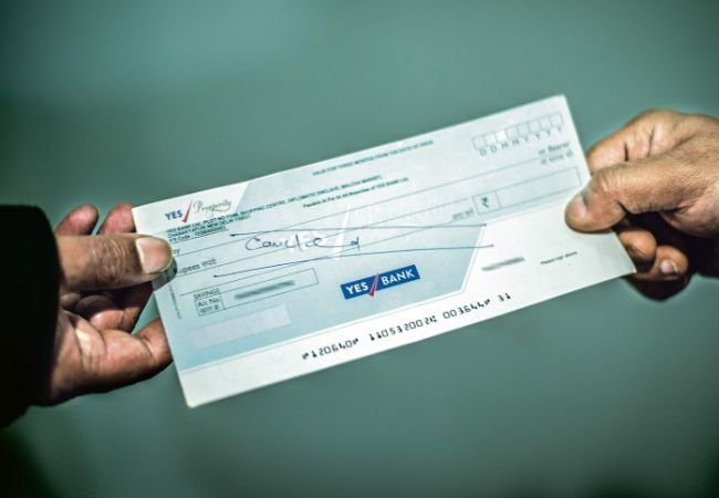 Cancelled Check तुमच्याकडे बँक किंवा इंन्शुरन्स कंपनी का मागते?