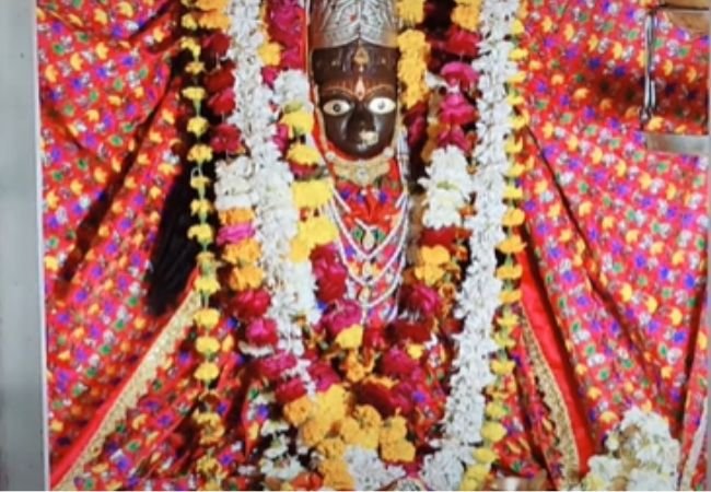 Lahari Devi Mandir- झांसी मधील 'या' मंदिरात दिवसा देवी तीन रुपात दर्शन देते